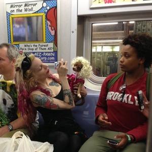 23 Weird Images From New York City Subway - Hello, Big Apple
